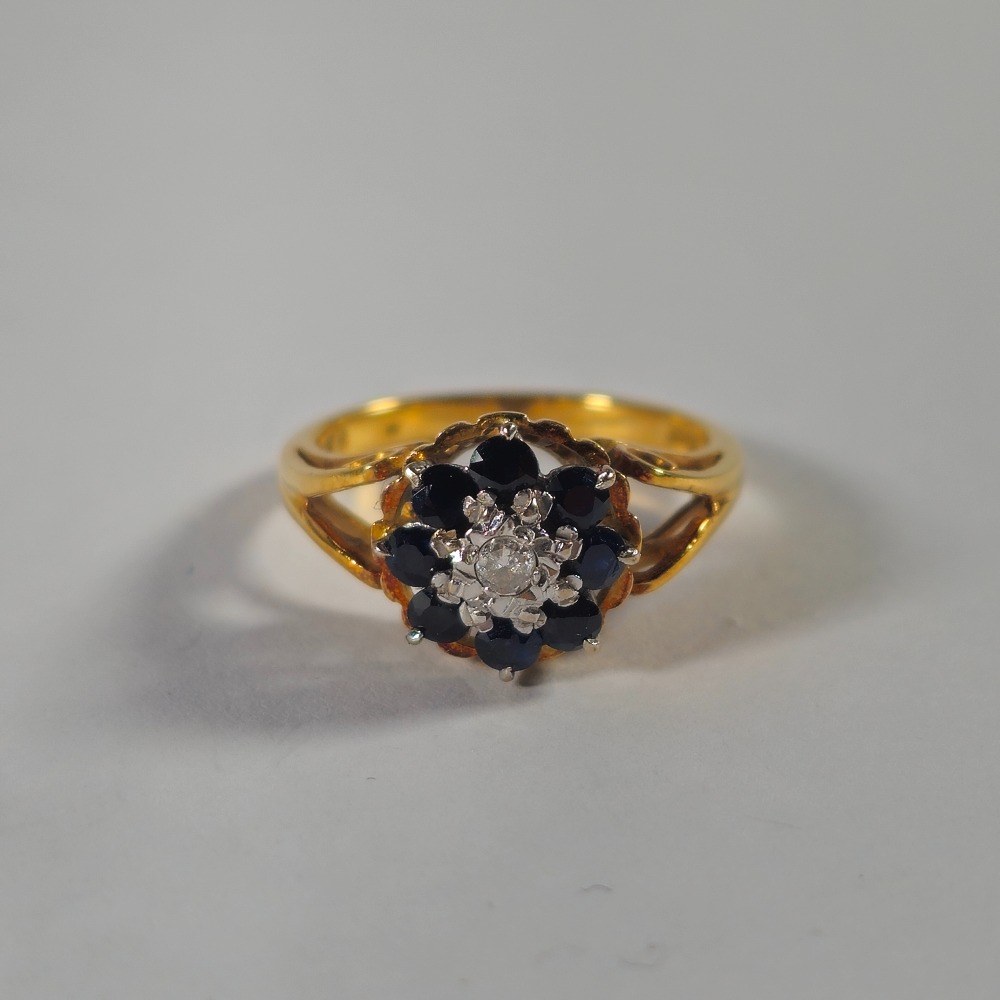 Used 18ct Gold Diamond & Blue Sapphire Flower Ring Size K - Own4Less